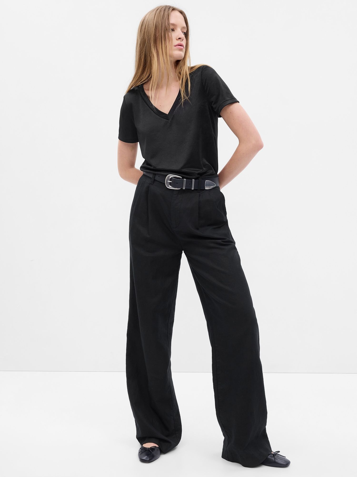 T-shirt z dekoltem w kształcie V | GAP.pl